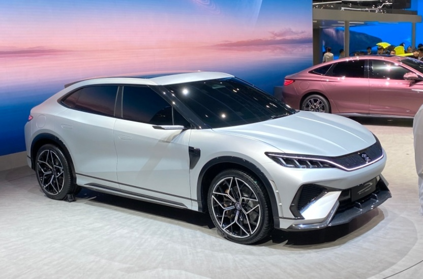 比亚迪宋L概念车惊艳亮相！配龙颜美学，还有无边框+电动尾翼