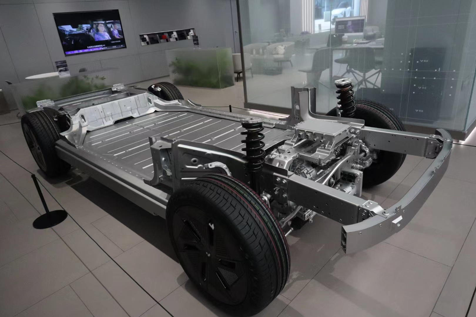 SEA浩瀚架构打造，最大的亮点不止智能化？到店实拍集度ROBO—01